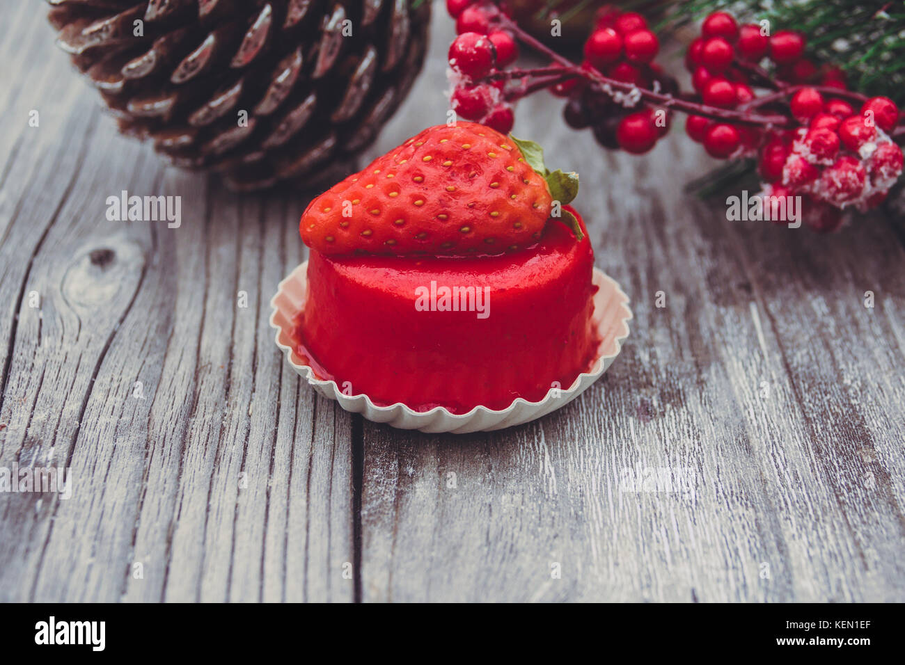 Strawberry log cake hi-res stock photography and images - Alamy