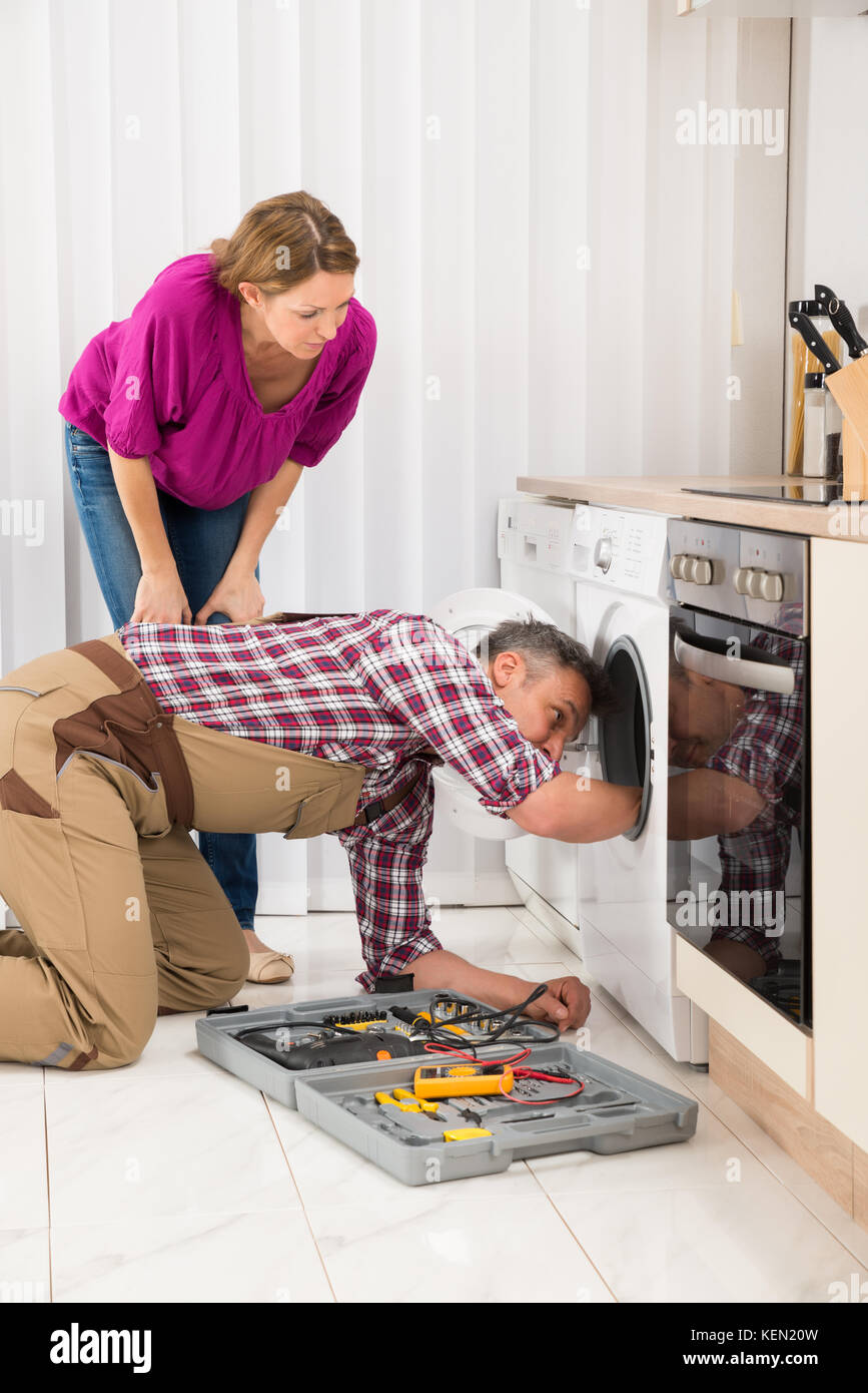 Man fixing machine hi-res stock photography and images - Alamy