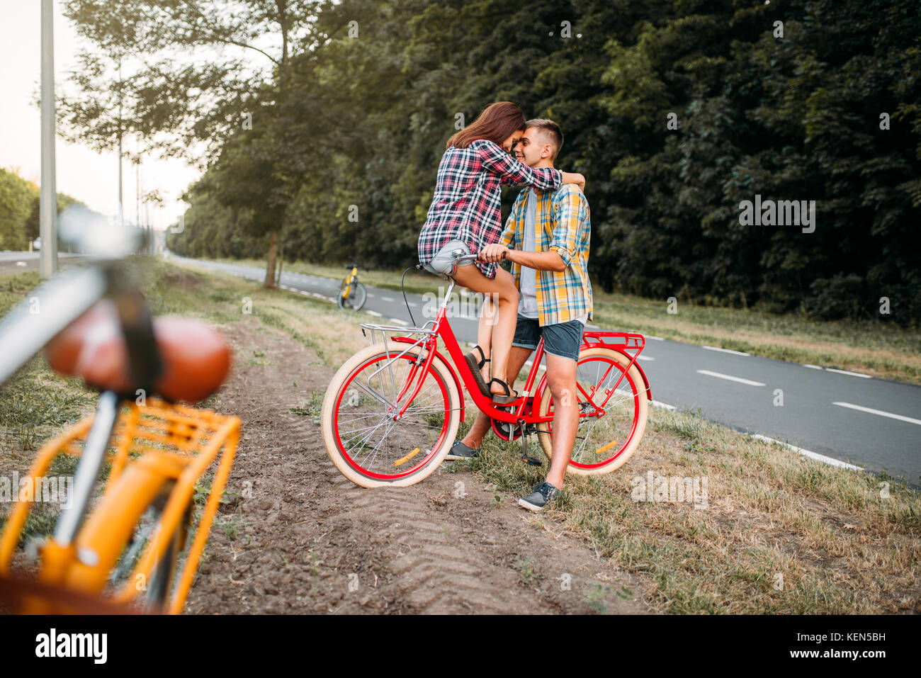 Man kissing woman vintage hi-res stock photography and images - Alamy
