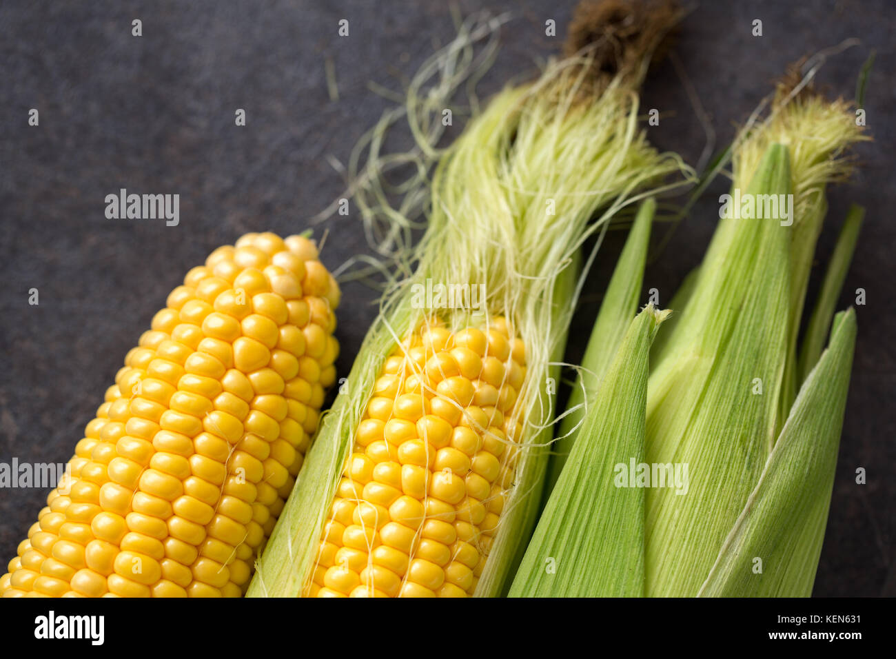 freshly harvested corn background Stock Photo - Alamy