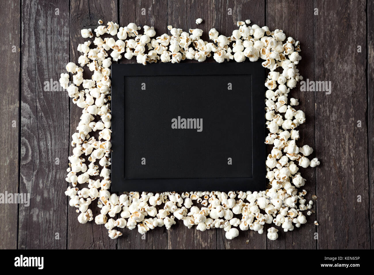 Movie clapboard and popcorn hi-res stock photography and images - Alamy
