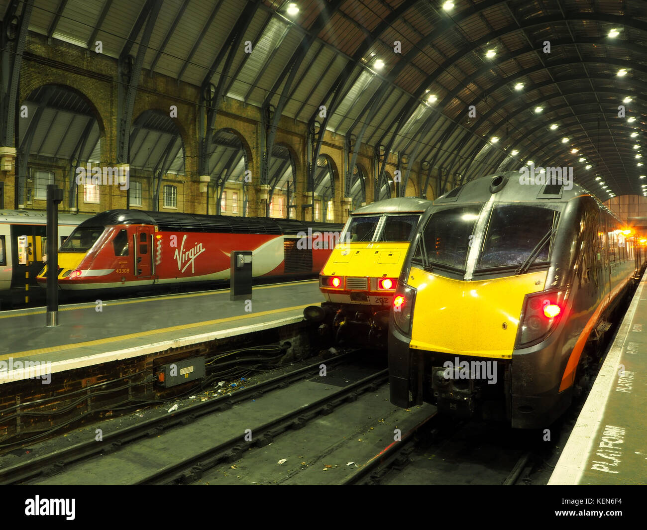 Platform kings cross train station hi-res stock photography and images ...