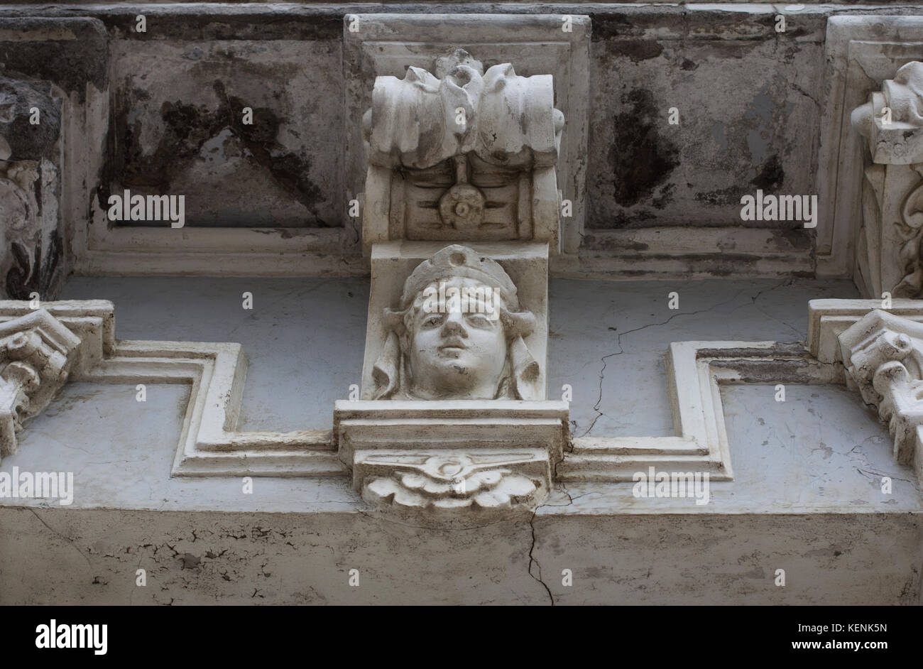 Cornice statue hi-res stock photography and images - Alamy