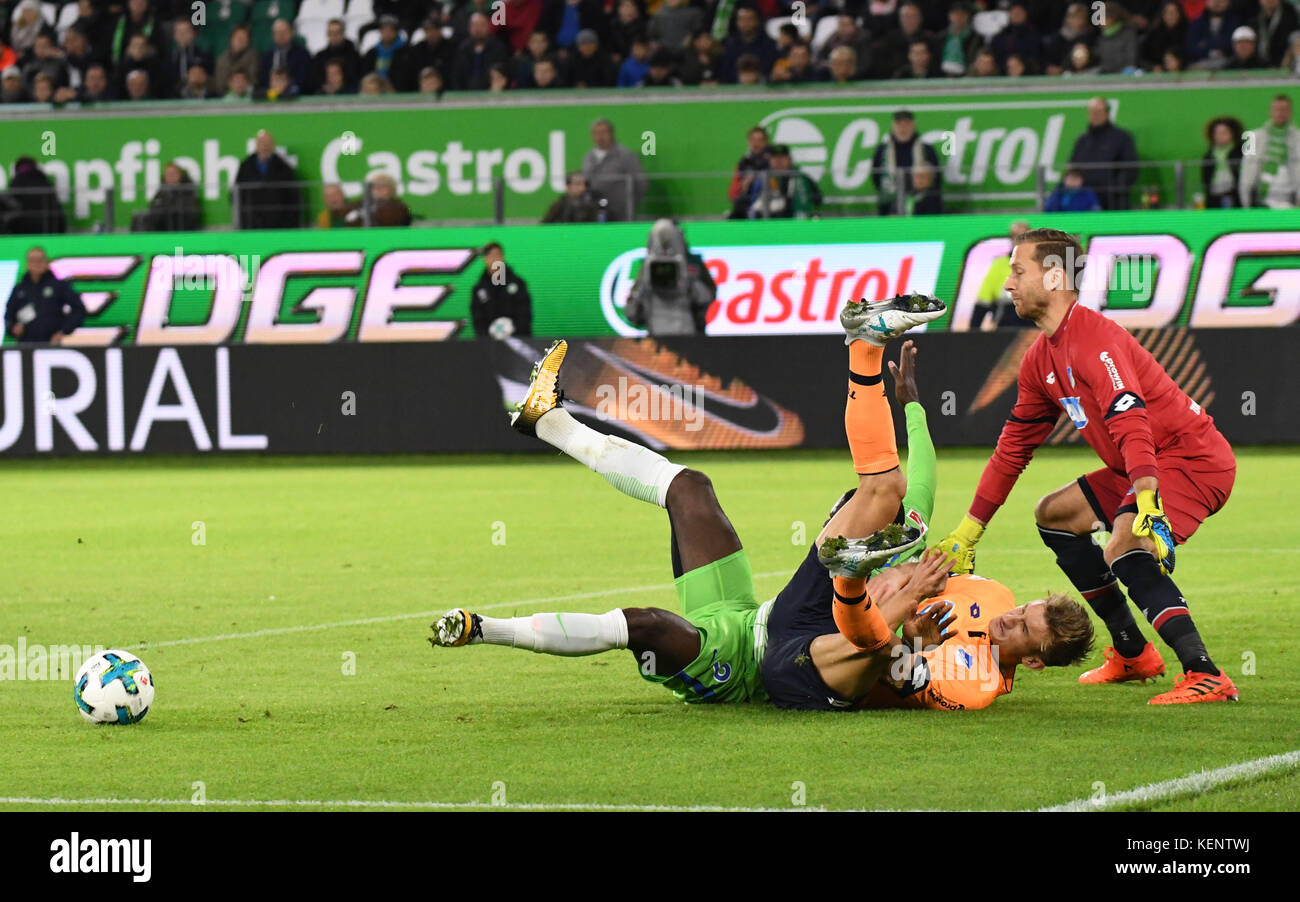 Wolfsburg, Germany. 22nd Oct, 2017. Wolfsburg's Landry Dimata (L) vying ...
