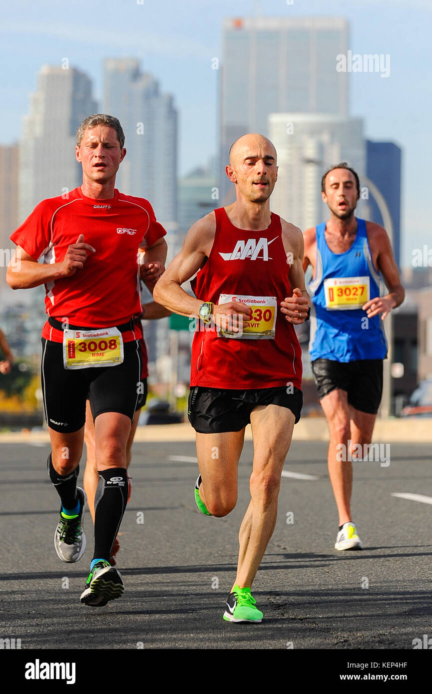Toronto, Canada. 22nd October 2017. Runners are taking part in the ...