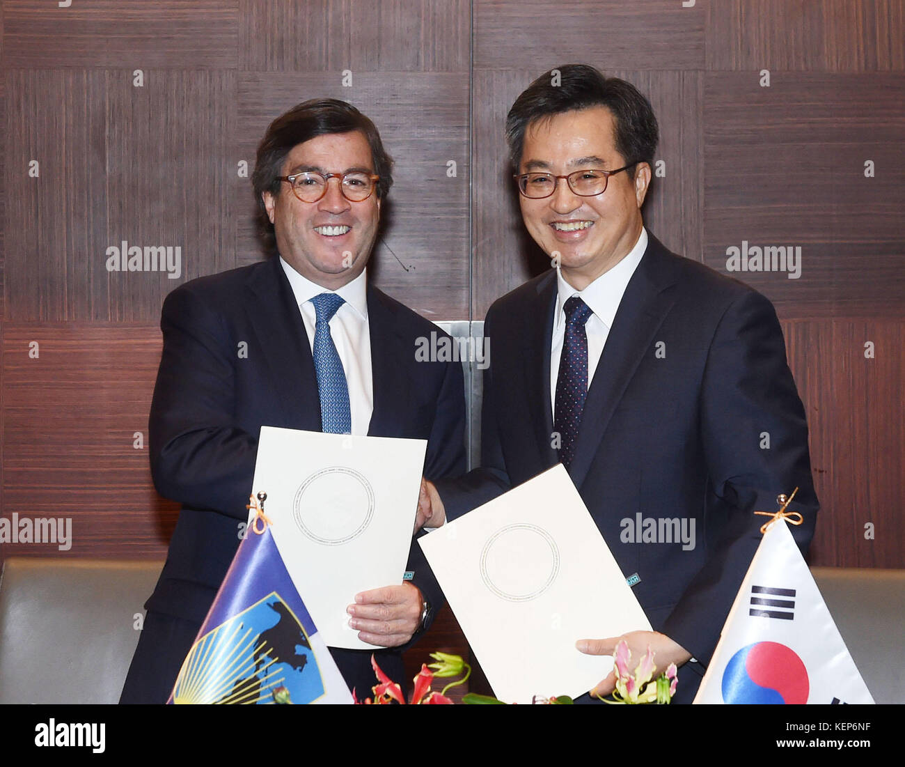 23rd Oct, 2017. Korea-LAC biz summit Finance Minister Kim Dong-yeon (R ...
