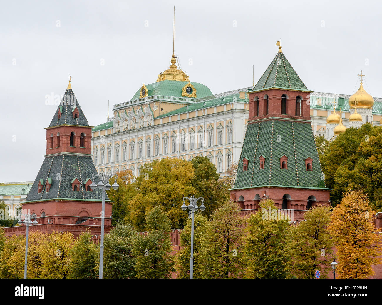 Moscow, Russia. 14th Oct, 2017. Grand Kremlin Palace can be seen behind ...