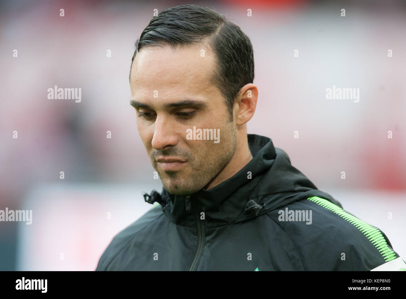 Koeln, Deutschland. 22nd Oct, 2017. Trainer Alexander NOURI (HB) blickt ...