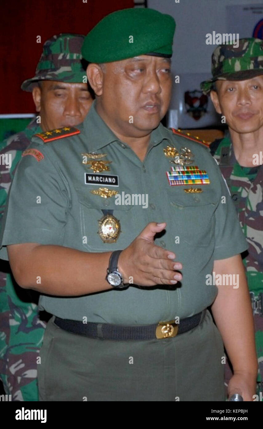 Marciano Norman speaking with US Soldier (crop Stock Photo - Alamy