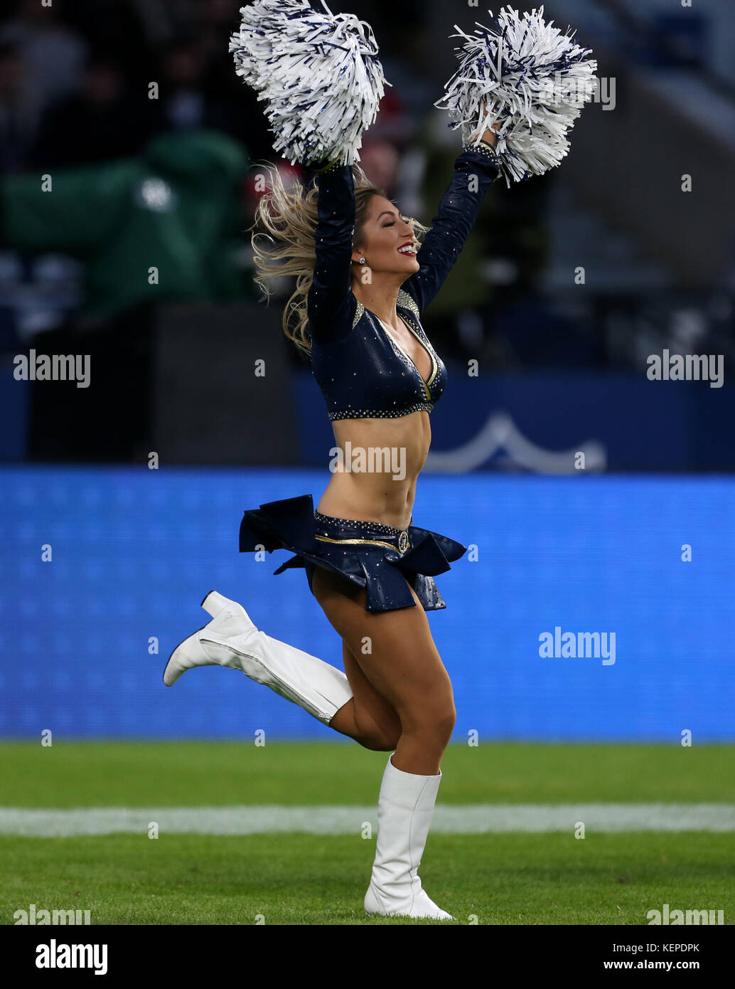 Los angeles rams cheerleaders hi-res stock photography and images - Alamy