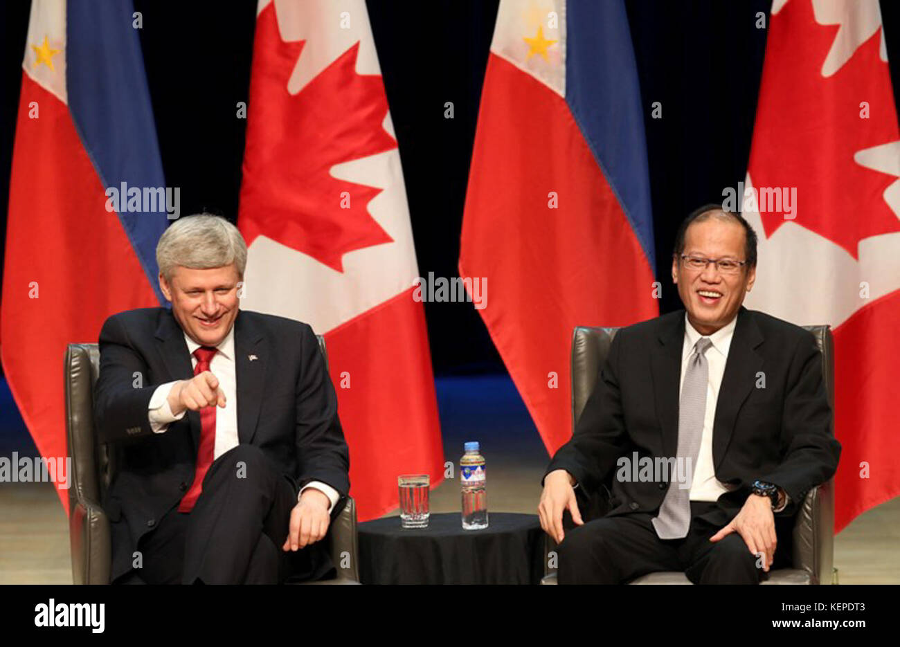 Benigno Aquino III and Stephen Harper in Toronto 5.8.15 Stock Photo - Alamy