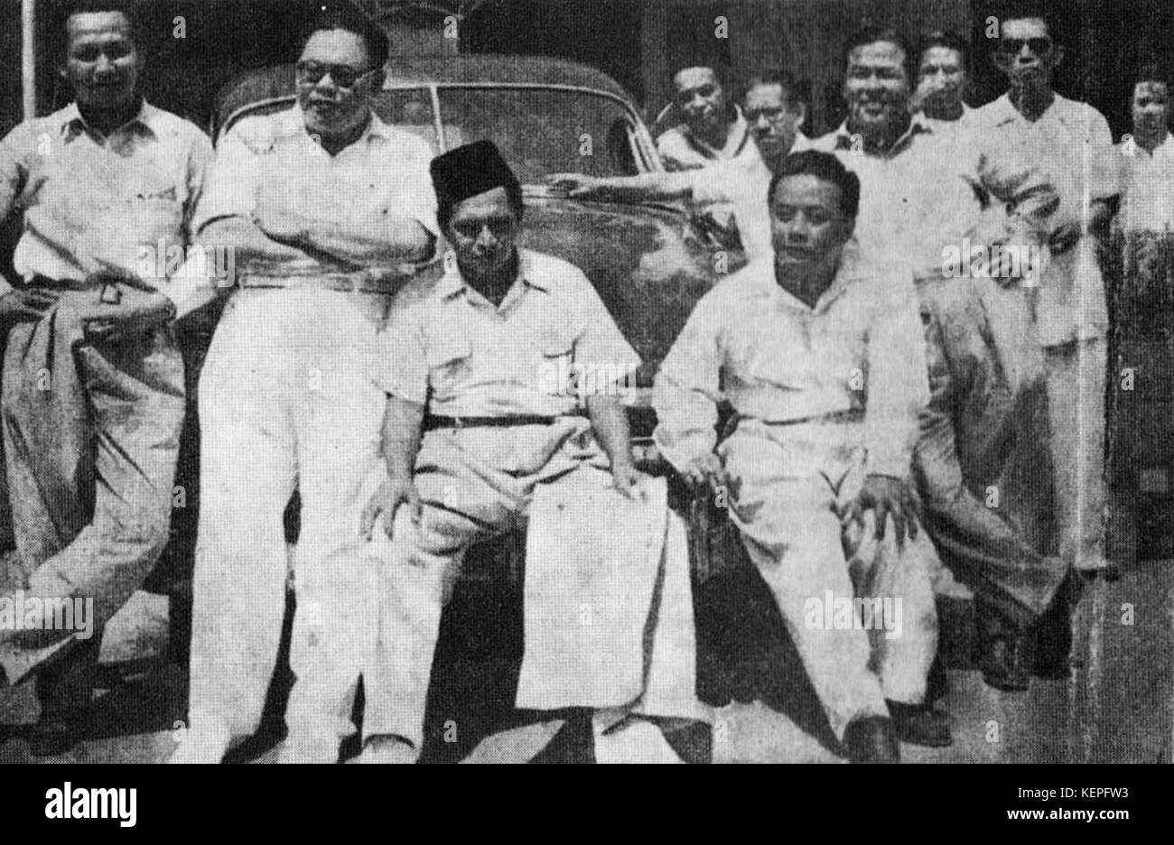 Djamaluddin Malik and Persari crew with car, Peran Pemuda dalam ...