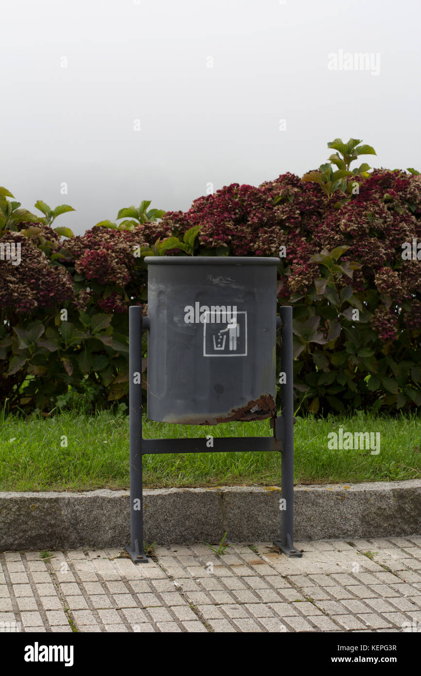 Metal litter hi-res stock photography and images - Alamy