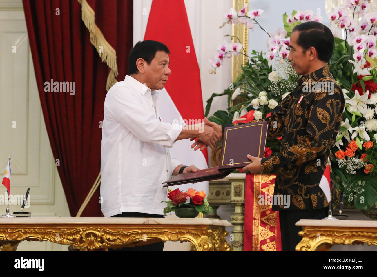 President Rodrigo Duterte shakes hands with Indonesian President Joko ...