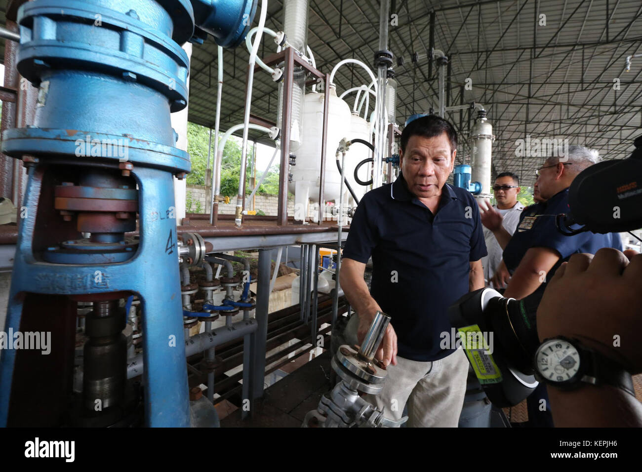 Rodrigo Duterte leads the inspection of the seized shabu laboratory in ...