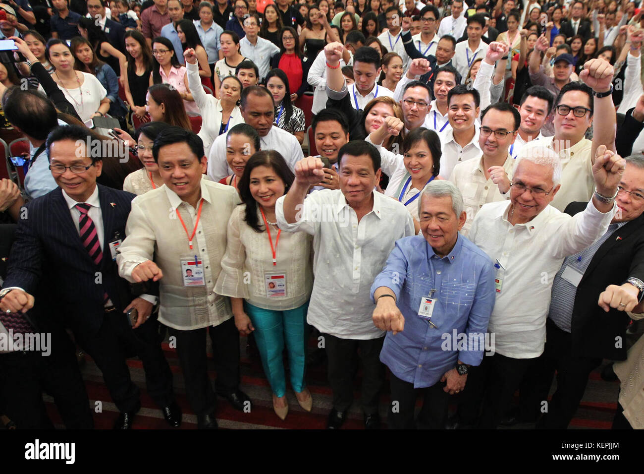 Rodrigo Duterte poses for a photograph with his delegation and some ...
