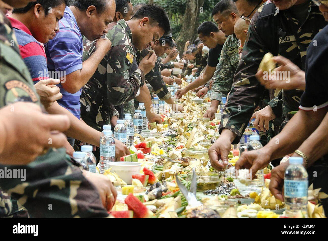 Boodle fight hi-res stock photography and images - Alamy