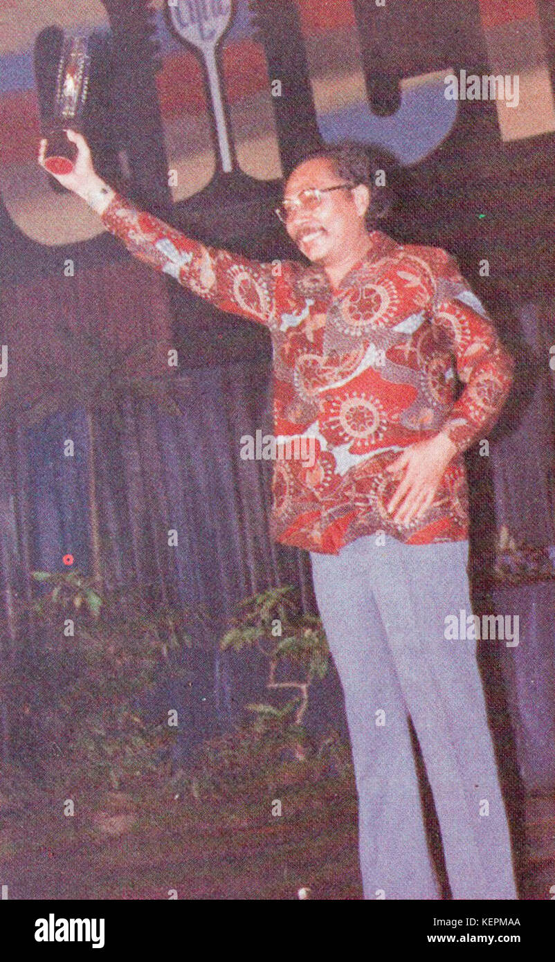 Maruli Sitompul receiving Citra for Best Supporting Actor, Festival ...