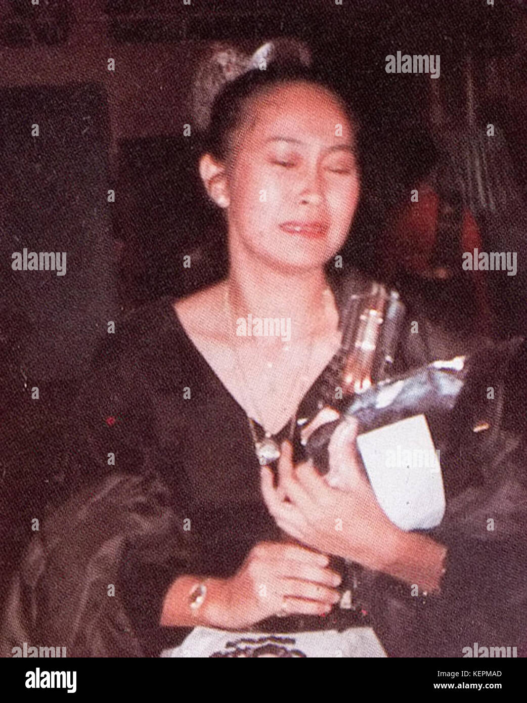 Yenny Rachman emotional with her Citra Award, Festival Film Indonesia ...