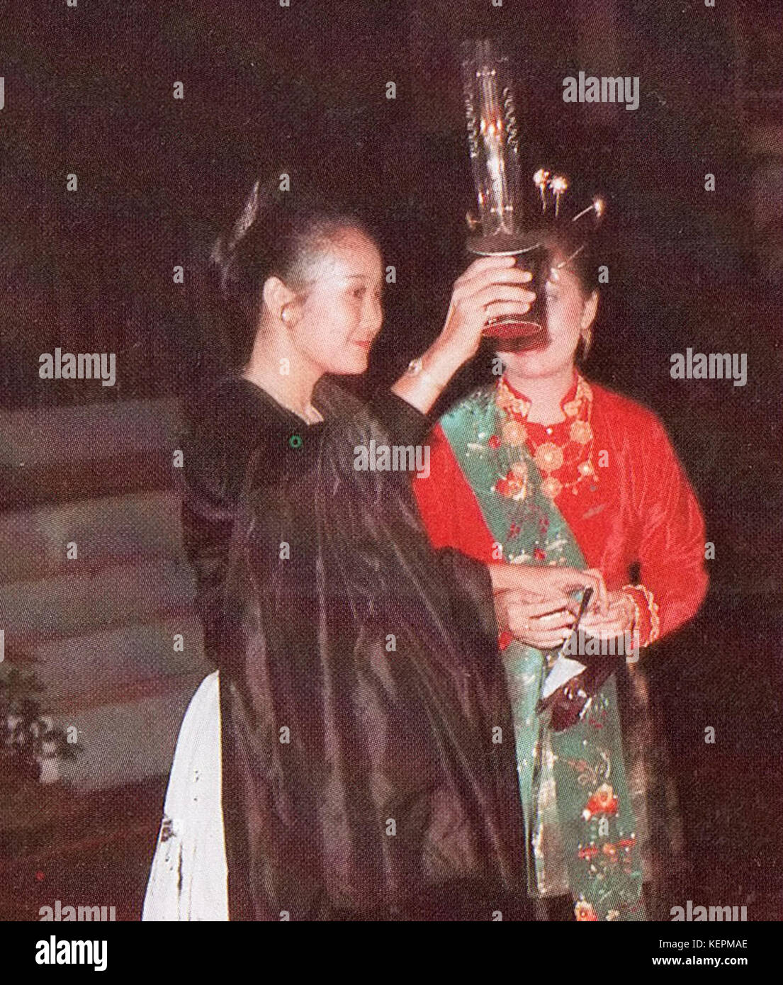 Yenny Rachman raising her Citra Award, Festival Film Indonesia (1982 ...