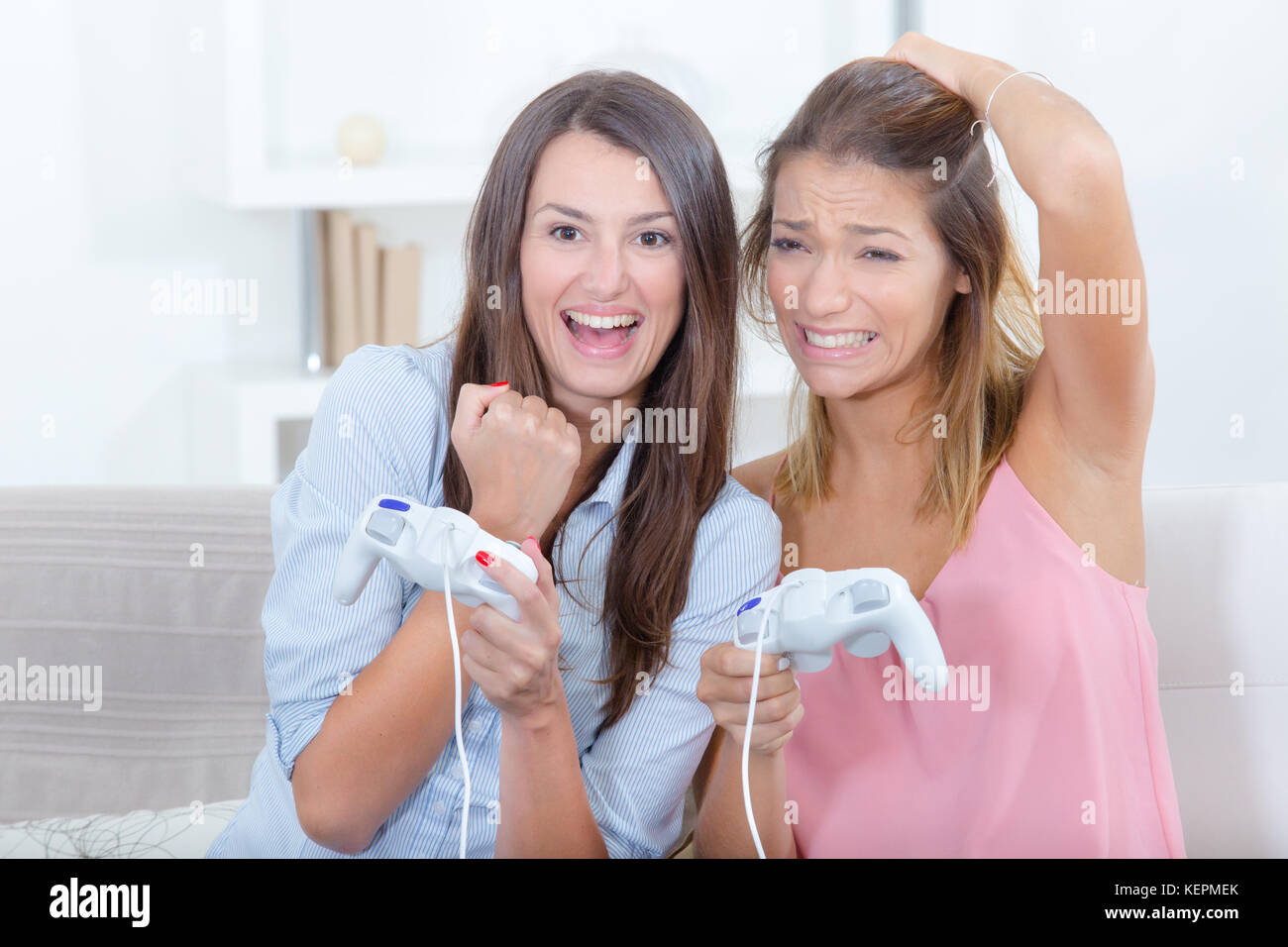 sisters playing video games Stock Photo - Alamy