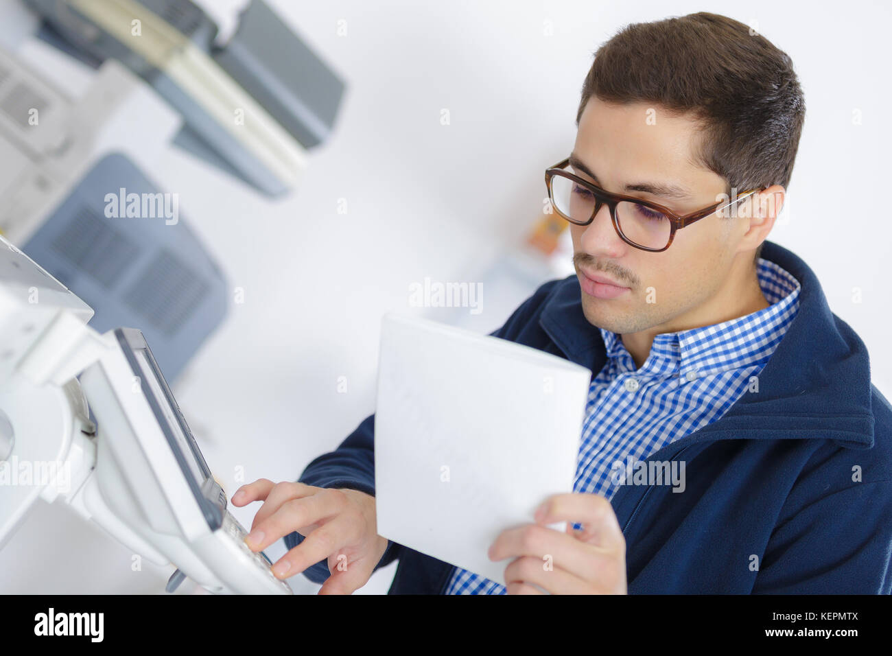 technician fix the printer by screwdriver Stock Photo - Alamy