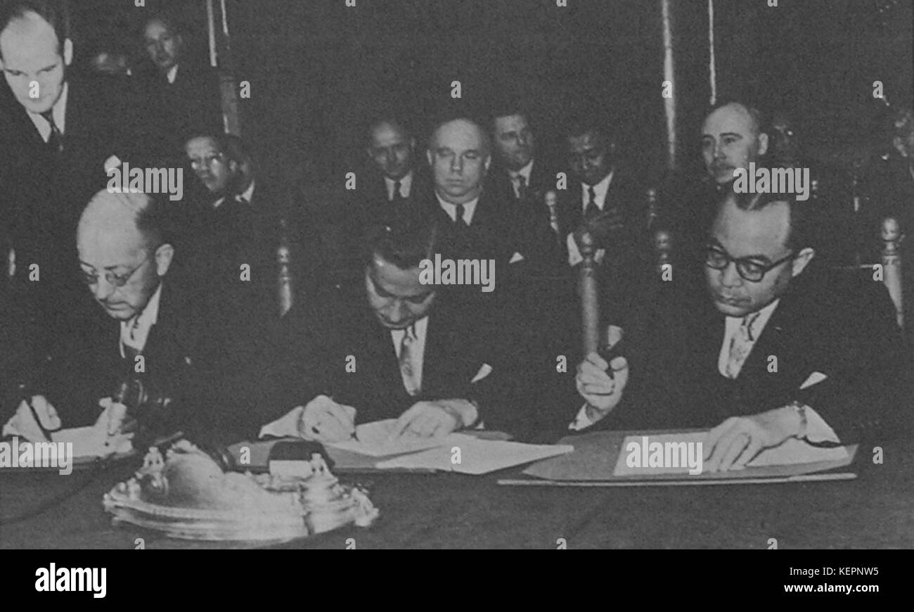 Round Table Signing Stock Photo - Alamy