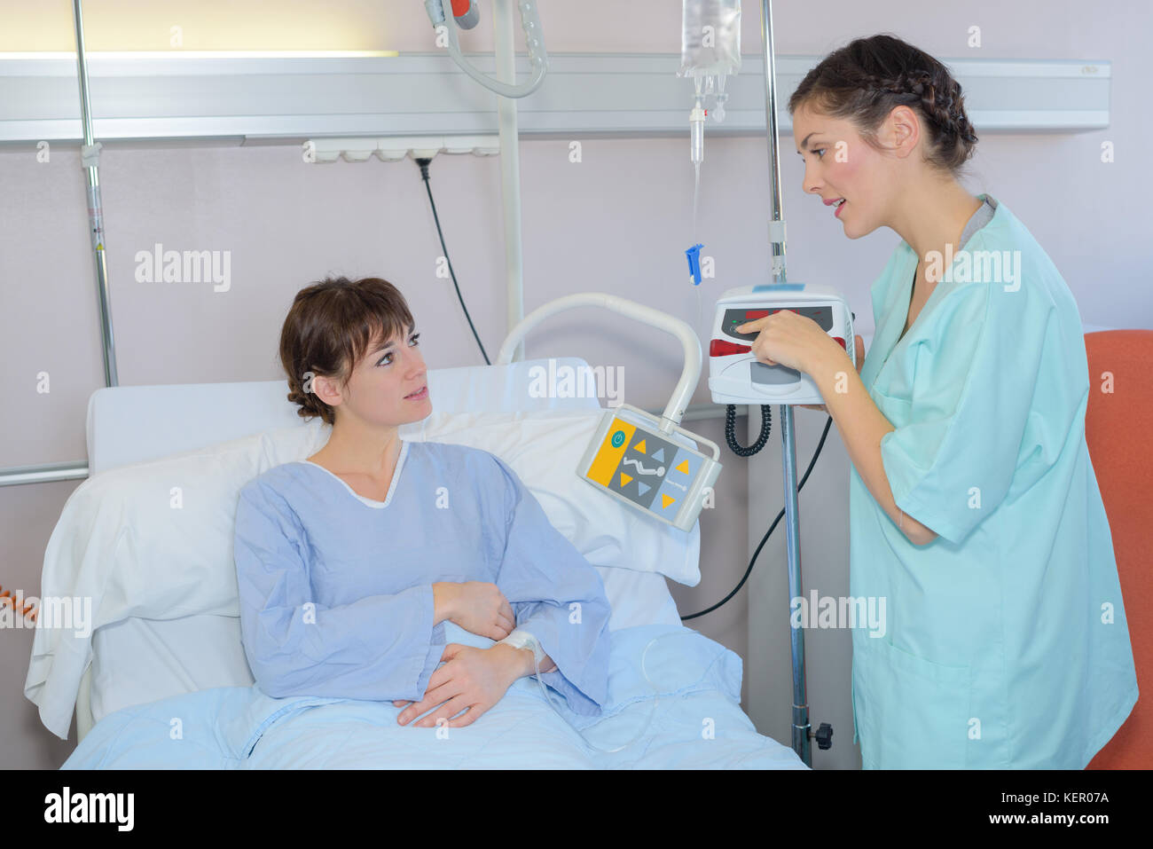 doctor is explaining the situation to patient Stock Photo - Alamy