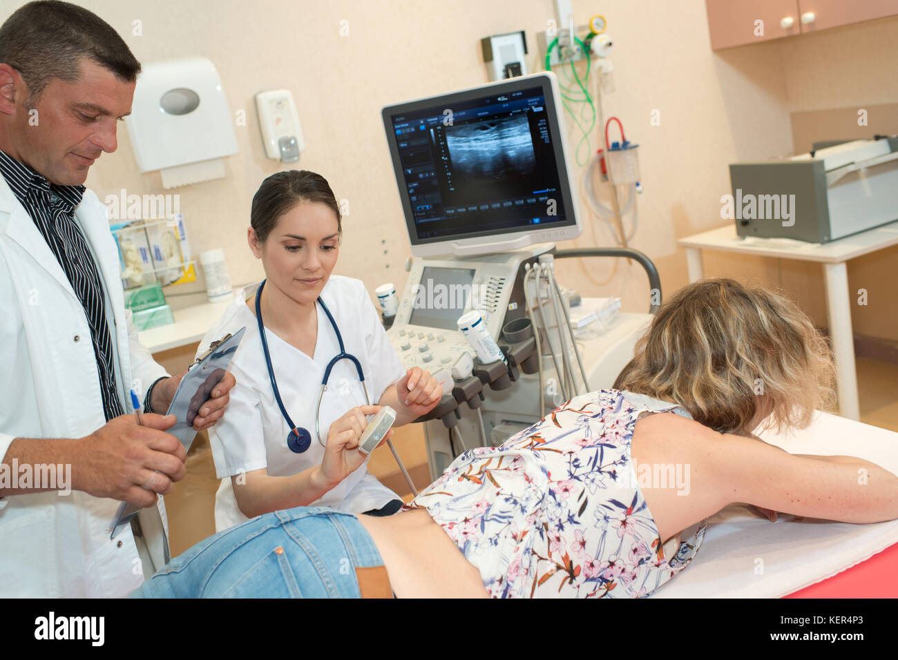 doctor and patient examination back Stock Photo - Alamy