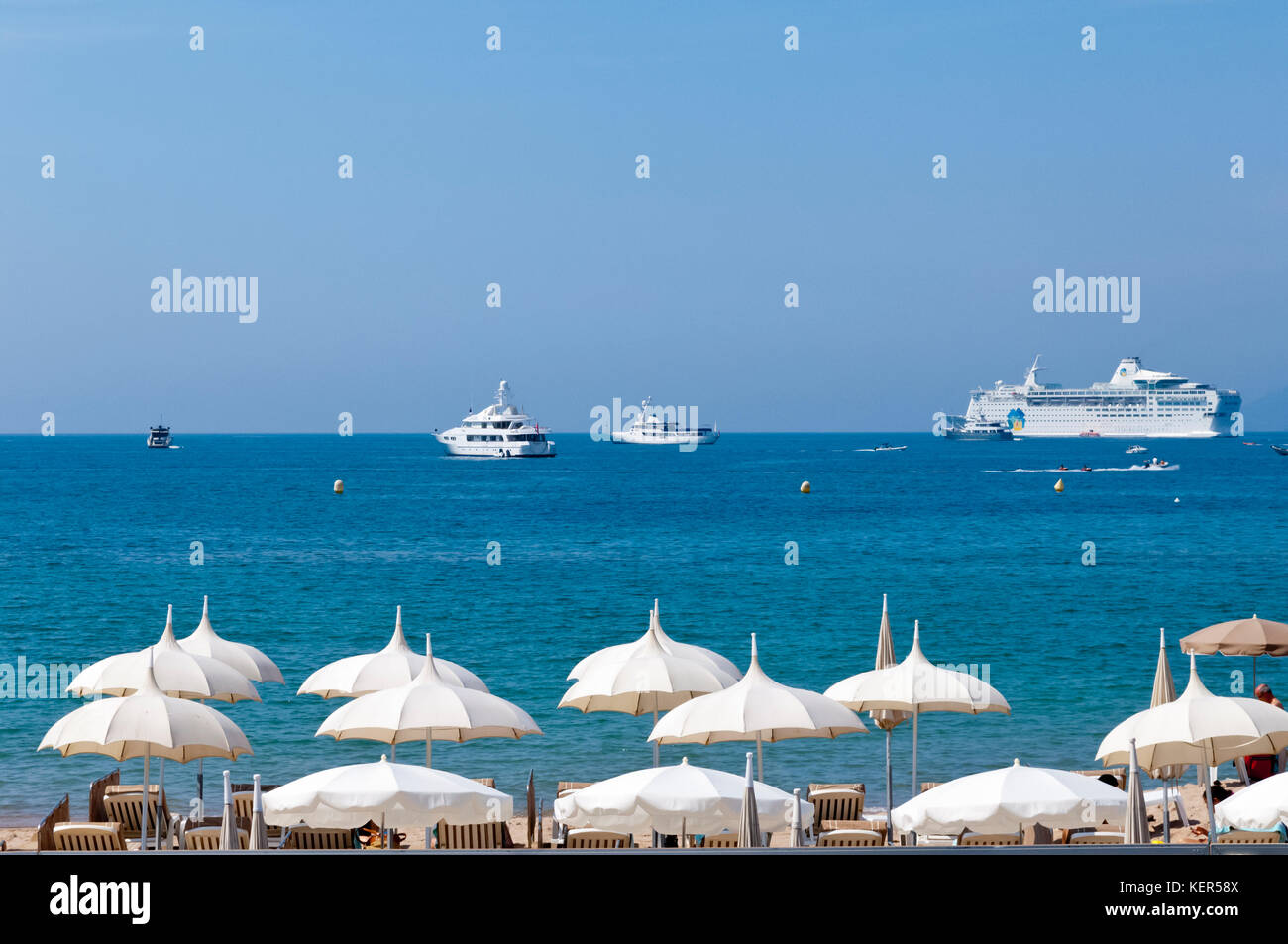 Cannes beach boats hi-res stock photography and images - Alamy