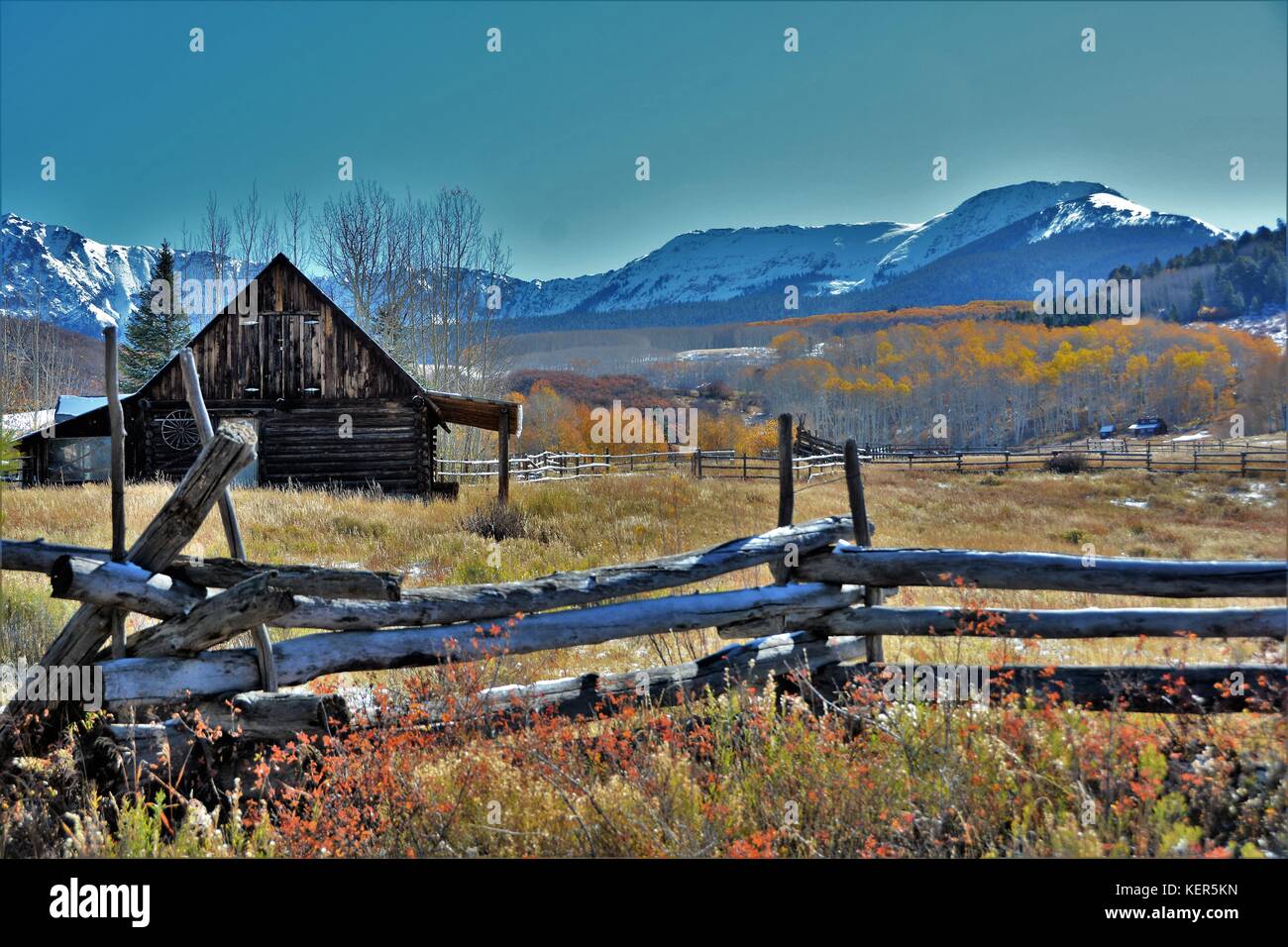 Abandoned ranch scenic mountains hi-res stock photography and images ...