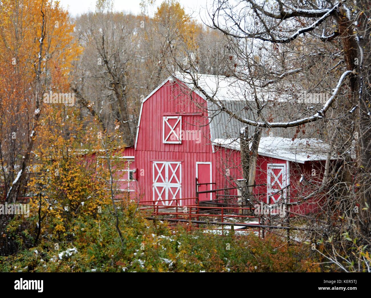 American red barn hi-res stock photography and images - Alamy