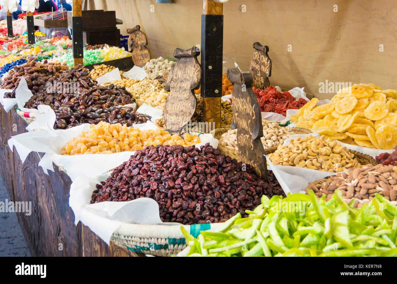 Medieval market stall hi-res stock photography and images - Alamy