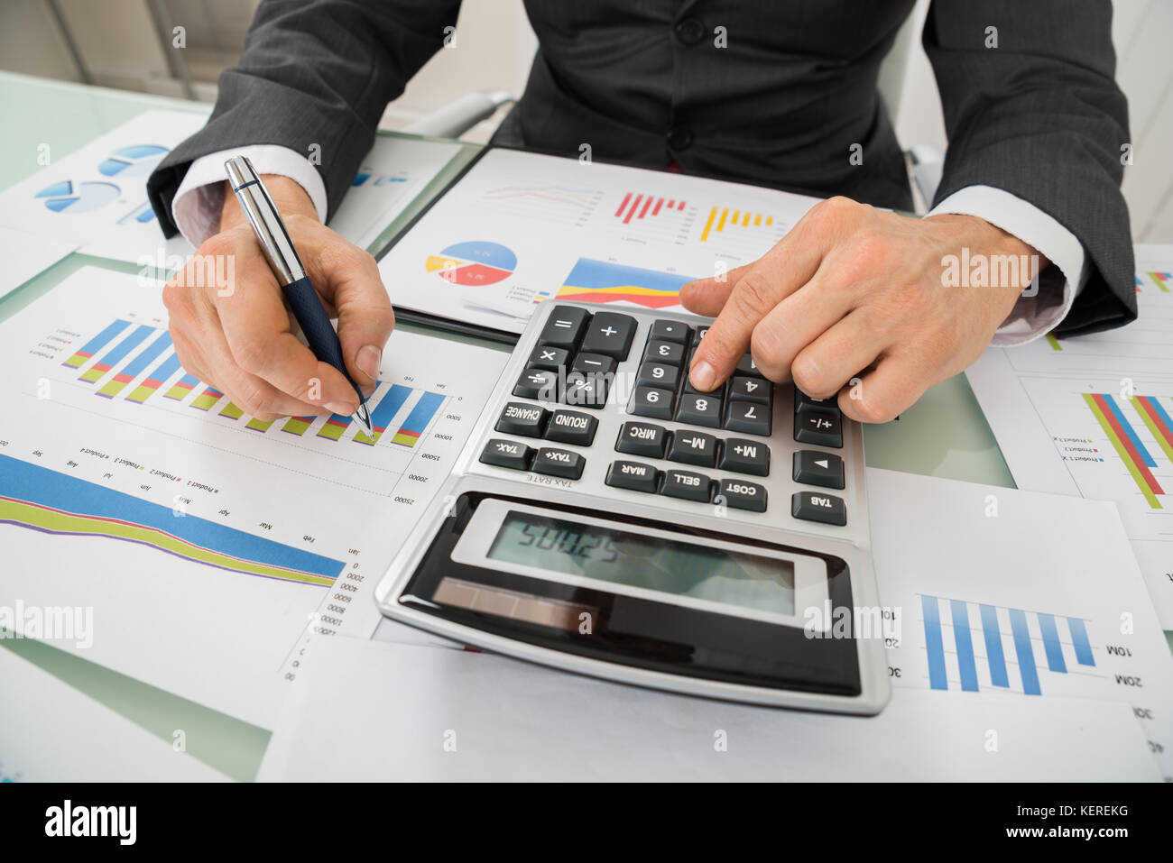 Calculating graph hi-res stock photography and images - Alamy