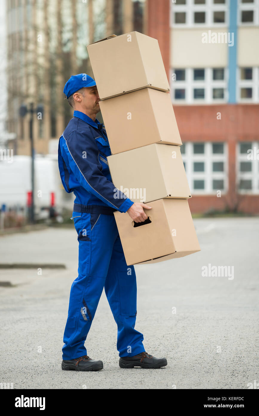 Man packing boxes hi-res stock photography and images - Alamy