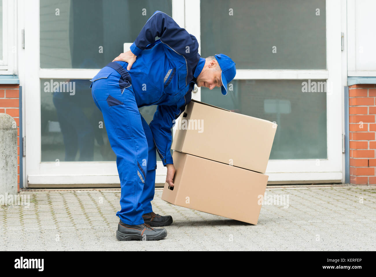 Man lifting heavy box hi-res stock photography and images - Alamy