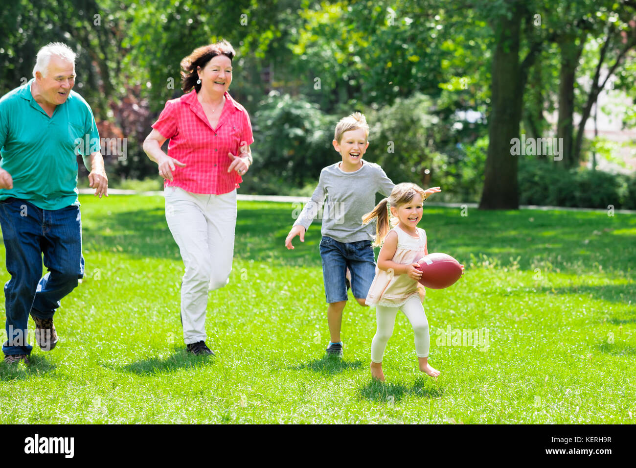 Kids playing rugby hi-res stock photography and images - Alamy