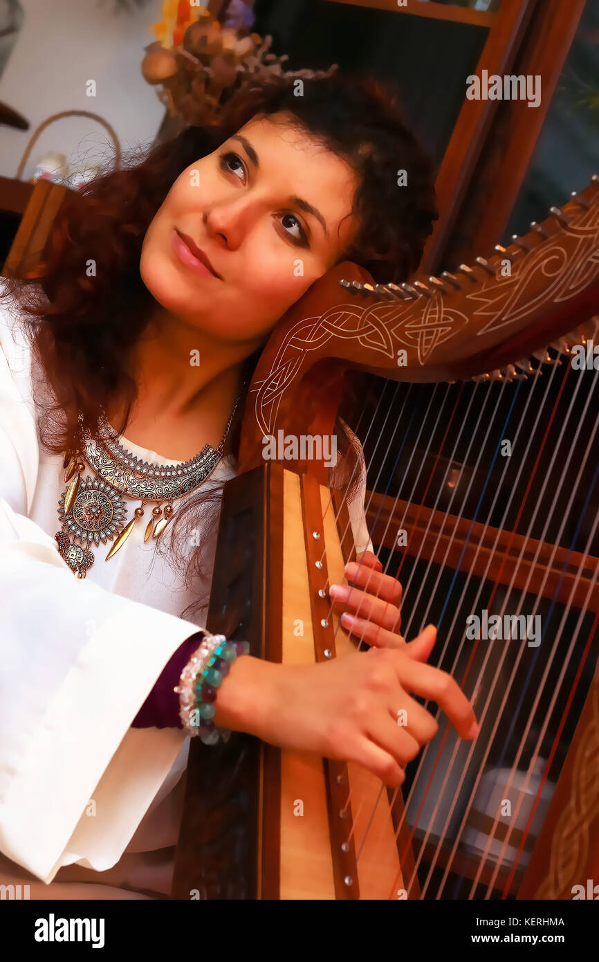 The bard harp hi-res stock photography and images - Alamy