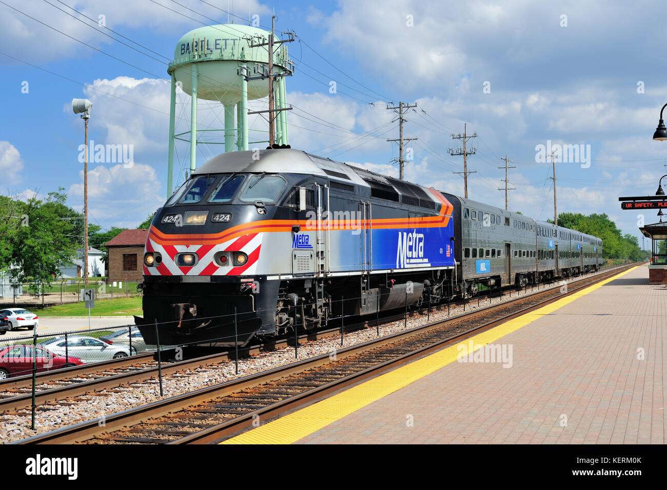An outbound Metra train transporting commuters from Chicago arriving at ...