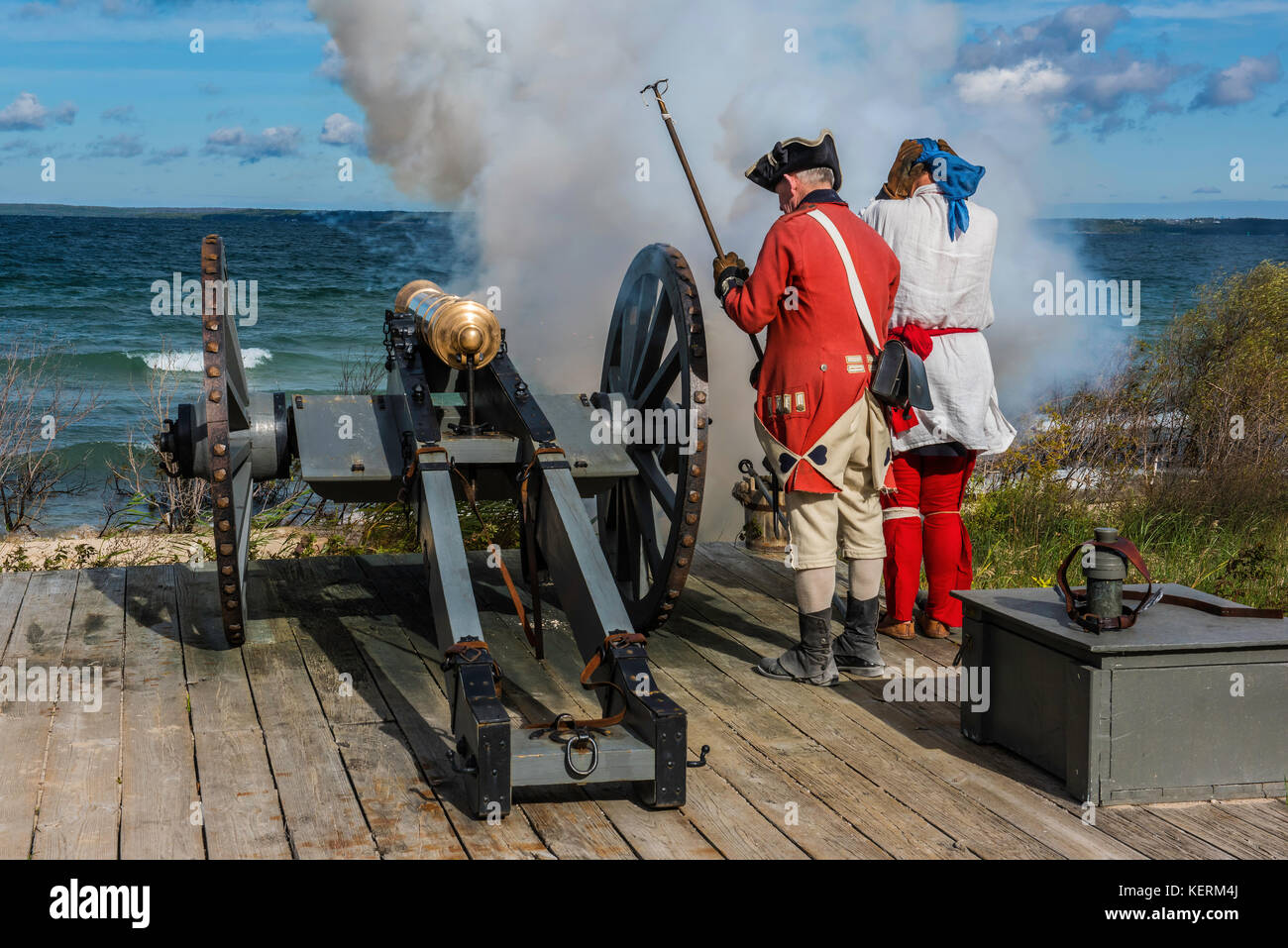 Firing cannon old soldiers hi-res stock photography and images - Alamy