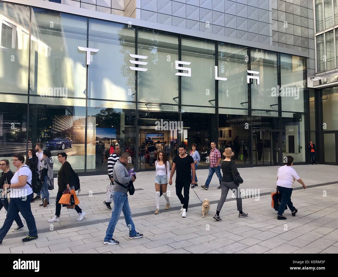 Tesla motors showroom hi-res stock photography and images - Alamy