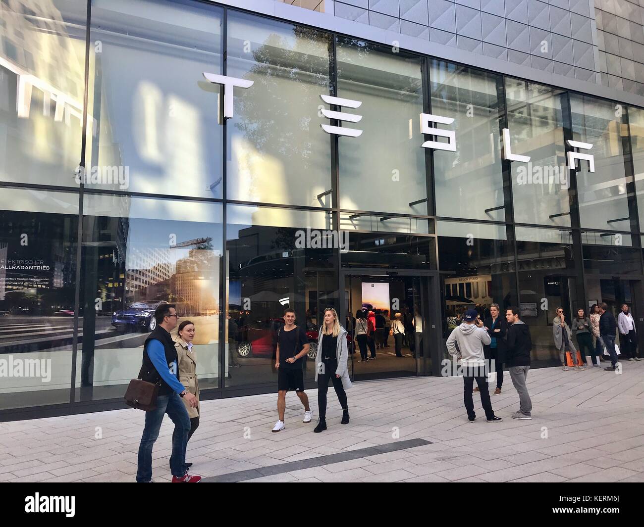 Tesla motors showroom hi-res stock photography and images - Alamy