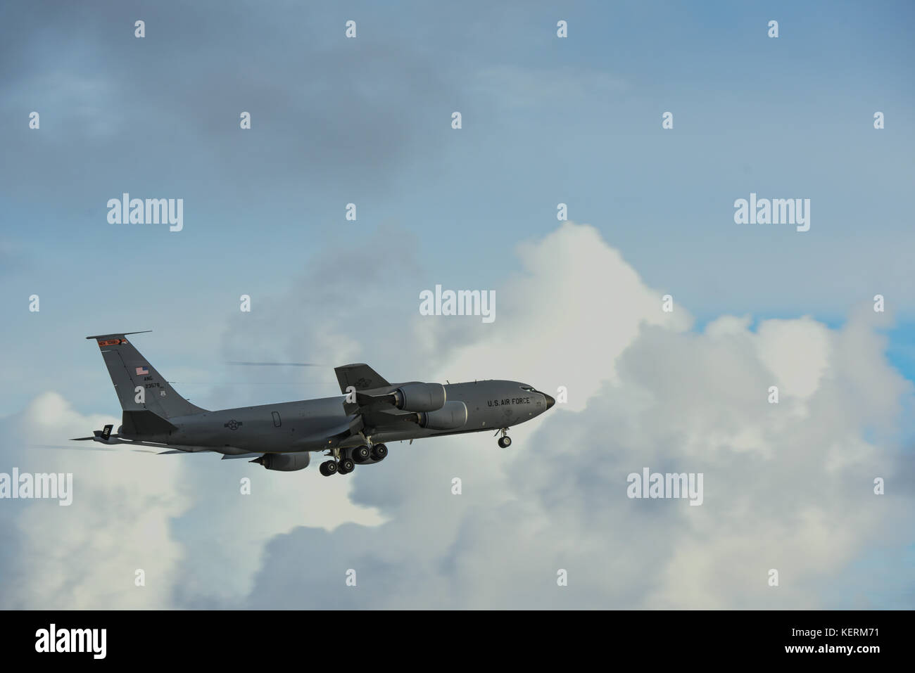 Us air force kc 135 stratotanker hi-res stock photography and images ...