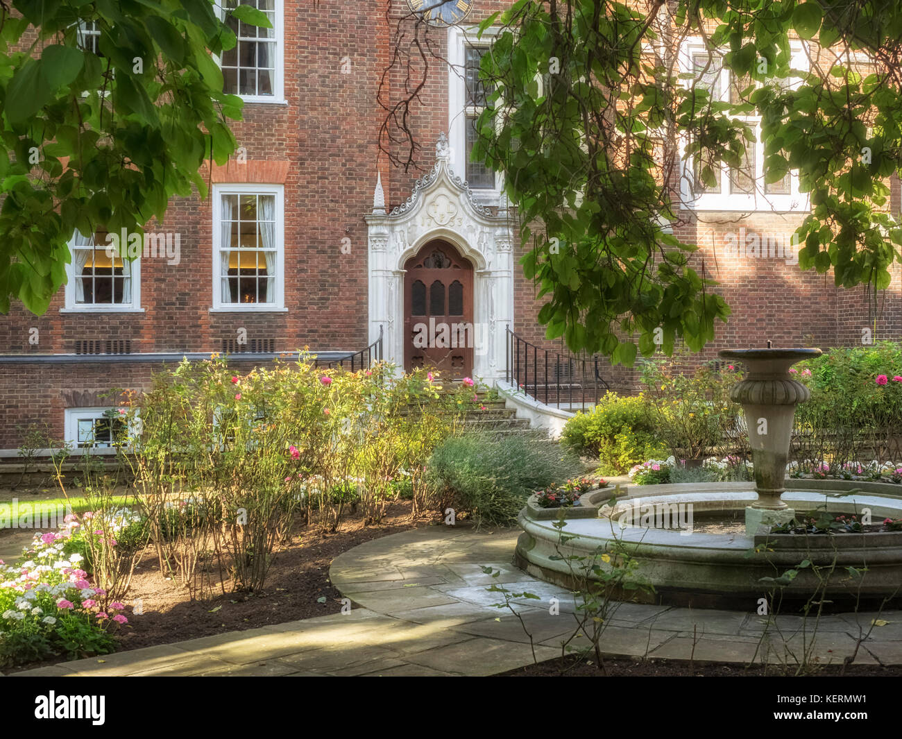 STAPLE INN, HIGH HOLBORN, LONDON: Building and Garden in the Inn Stock ...