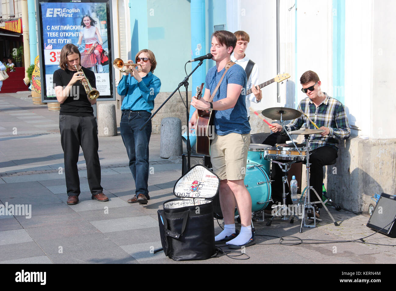 Group singing old young hi-res stock photography and images - Alamy
