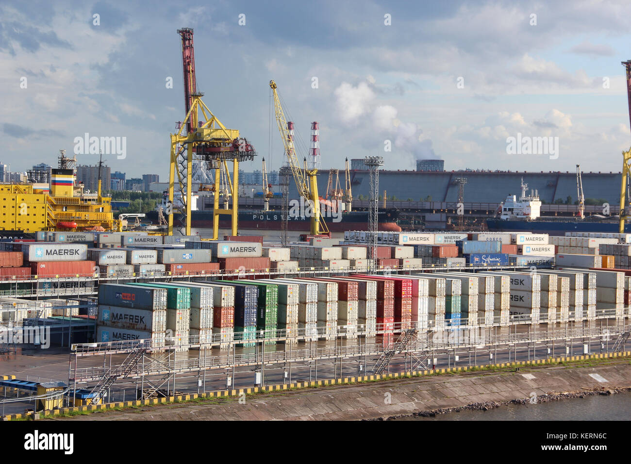 Yellow ships containers hi-res stock photography and images - Alamy