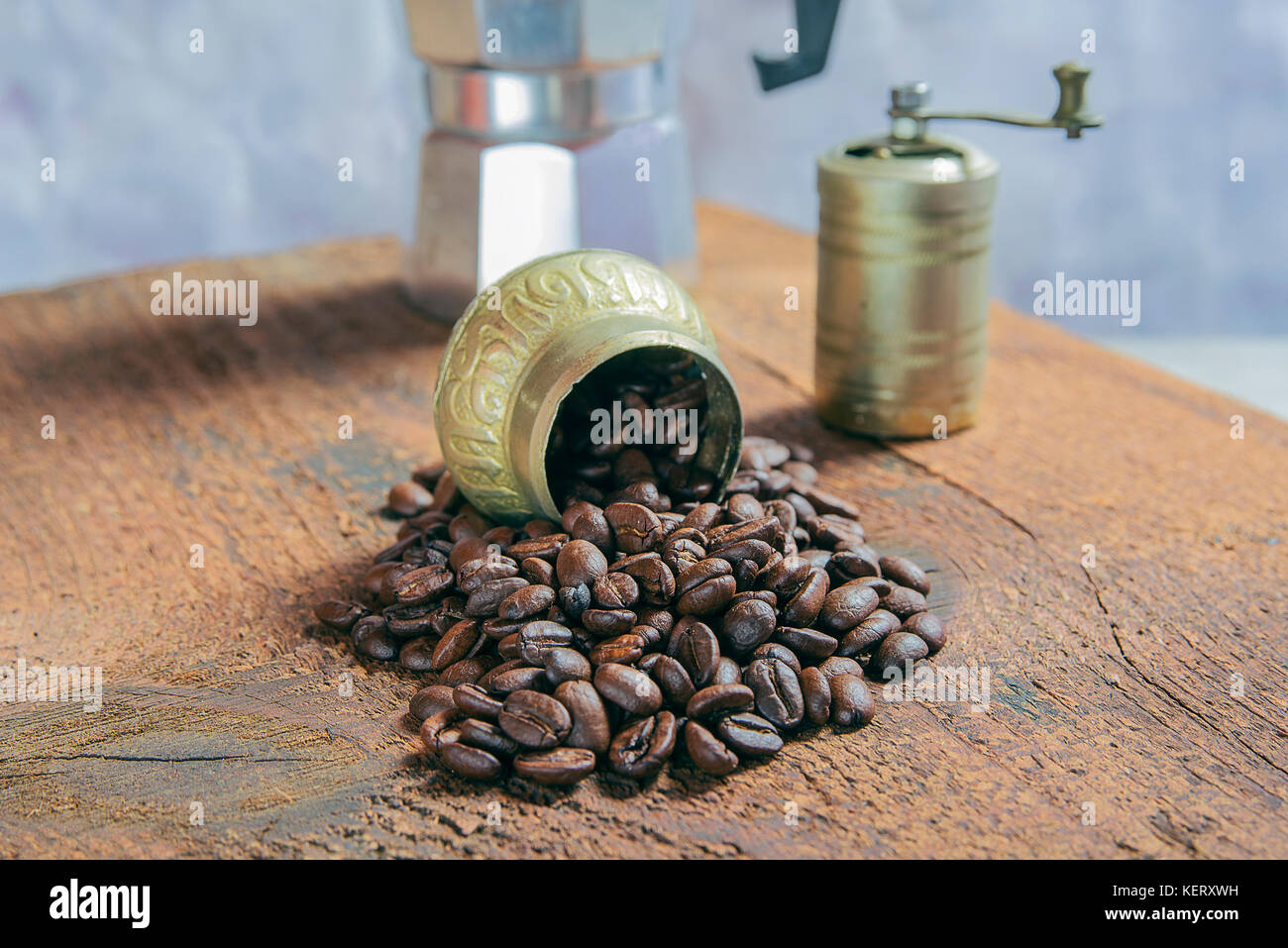 Spilled roasted coffee beans with grinder on the wood Stock Photo - Alamy