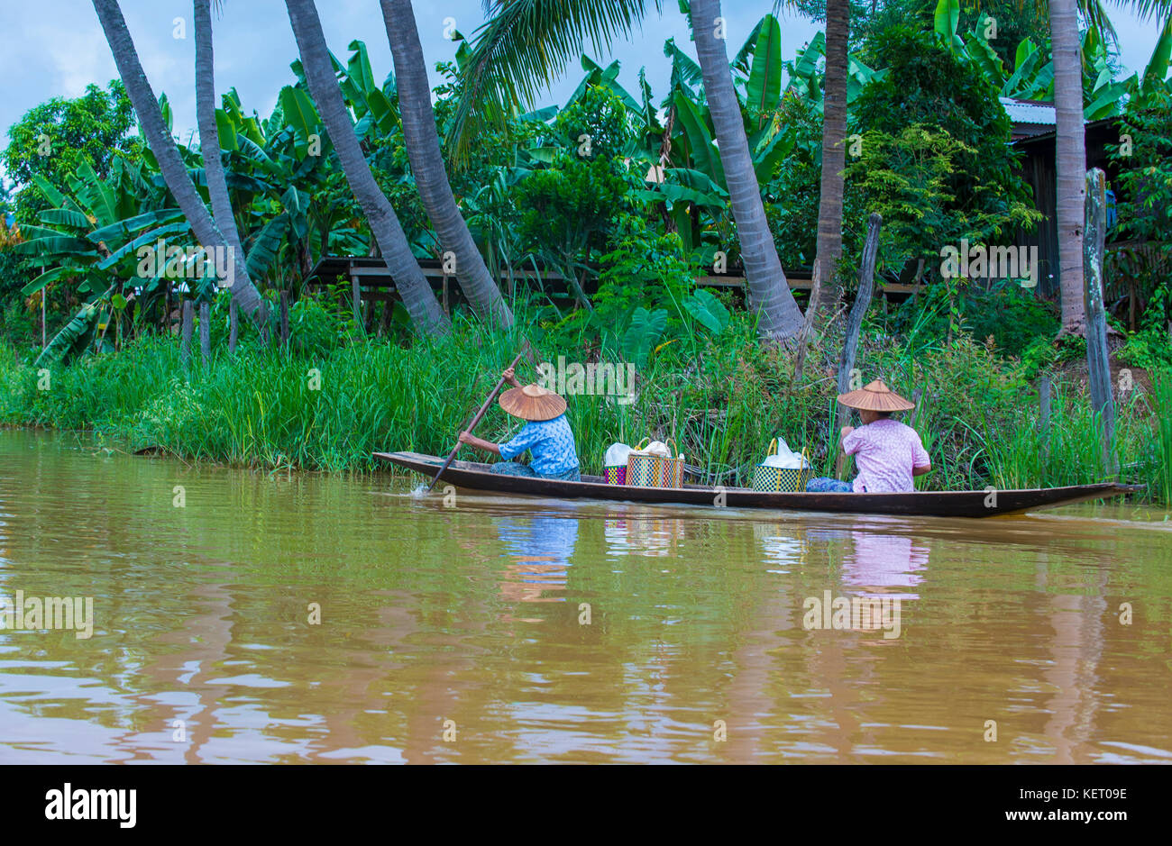 Intha people on there boat in Inle lake Myanmar Stock Photo - Alamy