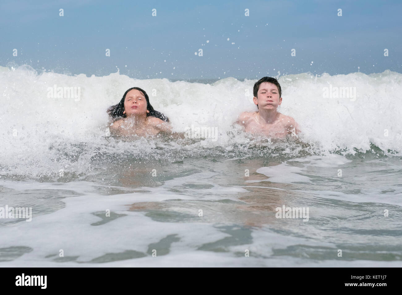 Children ocean waves hi-res stock photography and images - Alamy