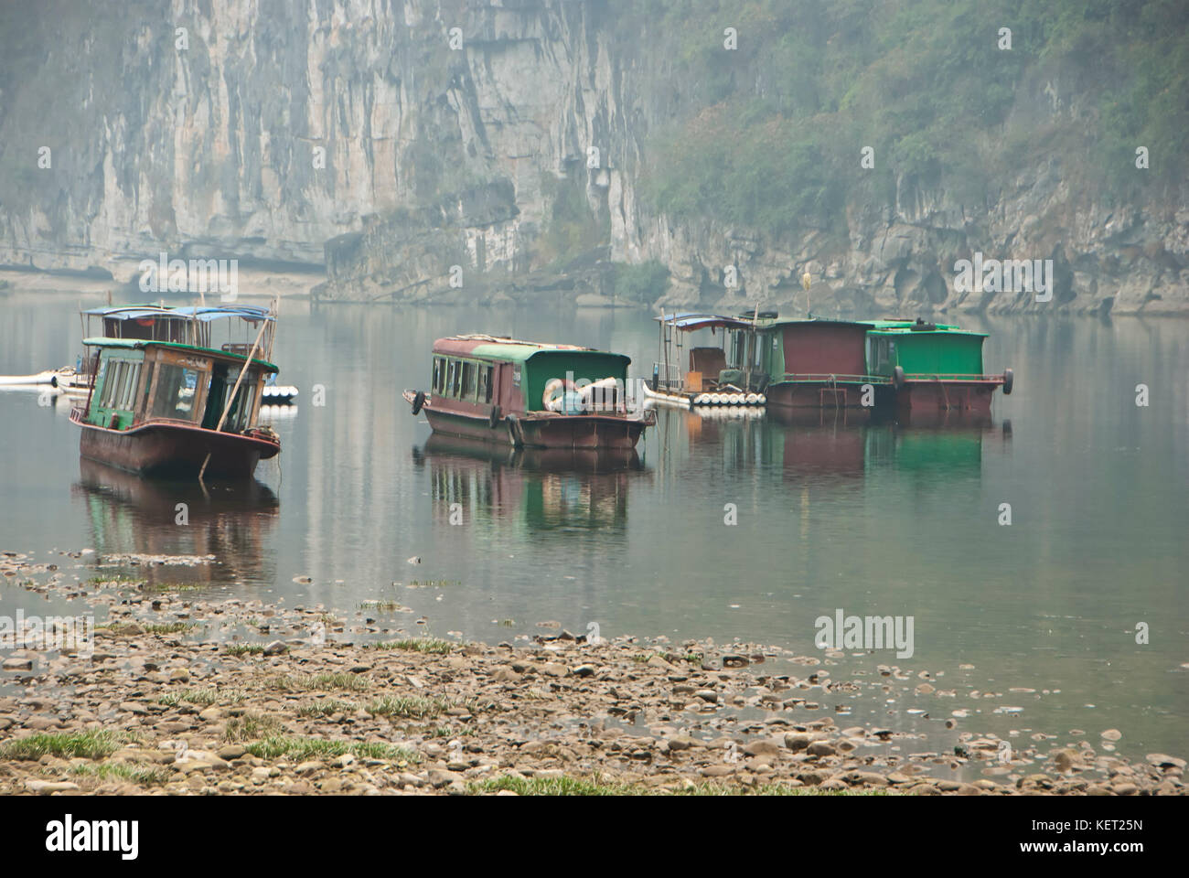 Poor Boat Houses along Li River, Guilin, China Stock Photo - Alamy